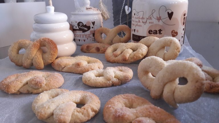 Litewskie słodkie precle z kruchego ciasta - Pasibrzuszek.pl