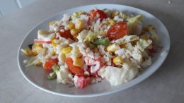 Sałatka z paluszkami krabowymi surimi - Pasibrzuszek.pl