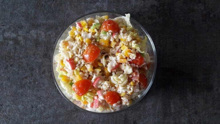 Sałatka z paluszkami krabowymi surimi - Pasibrzuszek.pl