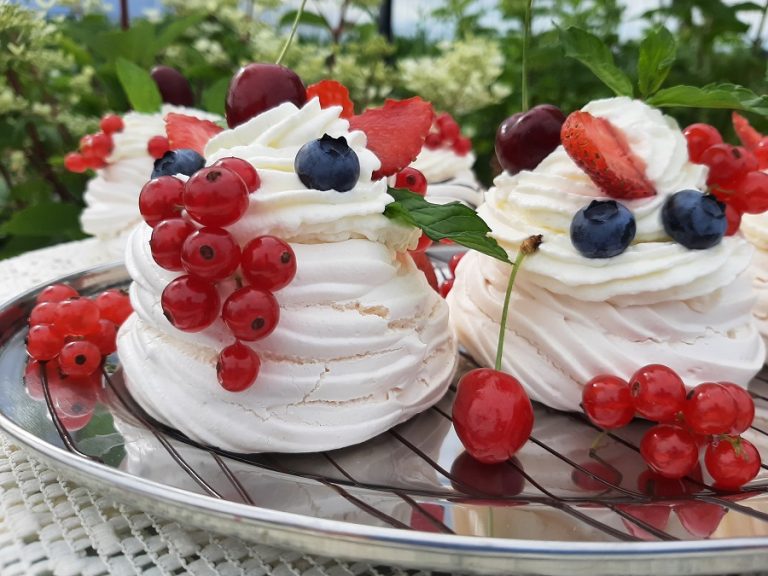 Beza mini Pavlova z kremem i owocami - Pasibrzuszek.pl